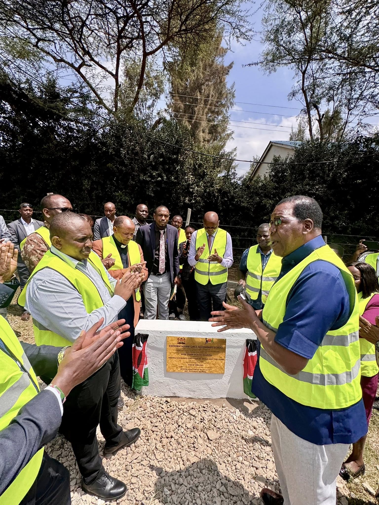 𝐆𝐑𝐎𝐔𝐍𝐃 𝐁𝐑𝐄𝐀𝐊𝐈𝐍𝐆 𝐀𝐍𝐃 𝐋𝐀𝐘𝐈𝐍𝐆 𝐎𝐅 𝐅𝐎𝐔𝐍𝐃𝐀𝐓𝐈𝐎𝐍 𝐒𝐓𝐎𝐍𝐄 𝐅𝐎𝐑 𝐂𝐎𝐍𝐒𝐓𝐑𝐔𝐂𝐓𝐈𝐎𝐍 𝐀𝐍𝐃 ...